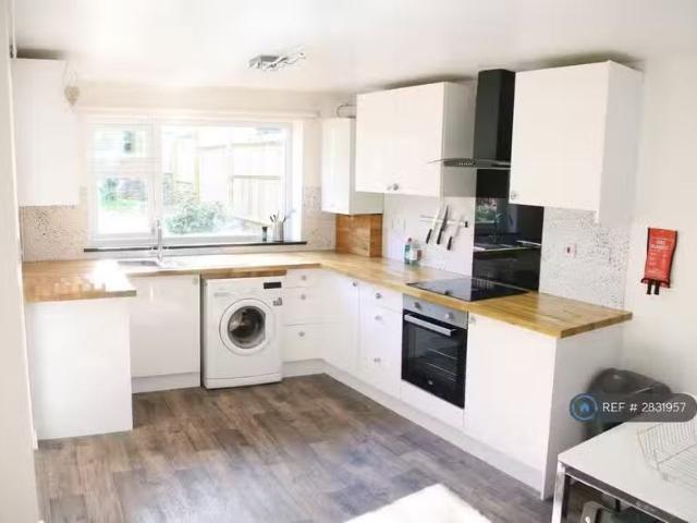 New 2 BA 1 bedroom house share for rent in Gaveston Close, War.