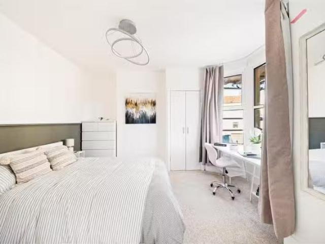 Just in! 2 BA 1 bedroom house share for rent in Gloucester Str.