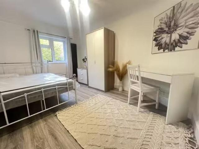 Charming 2 BA 1 bedroom house share for rent in Victoria Road.