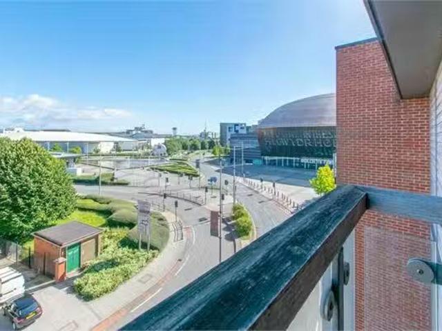 Deal! 2 BA 2 bedroom apartment for rent in Bute Crescent, Card.