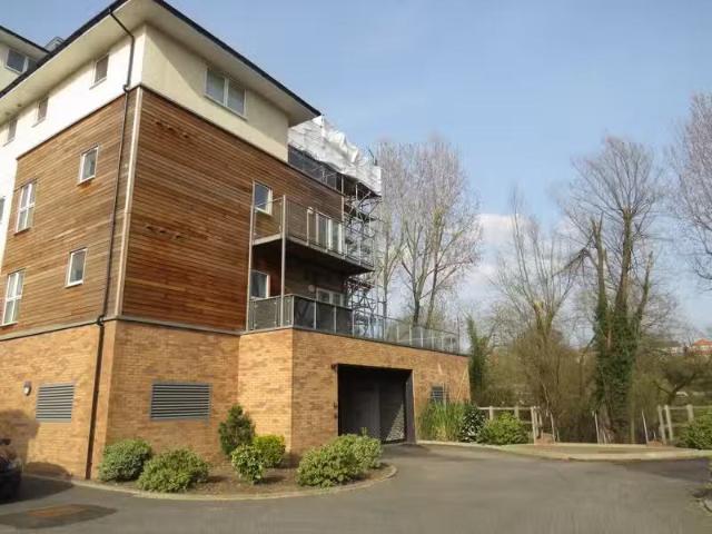 Unique 2 BA 2 bedroom apartment for rent in Kingfisher Close.