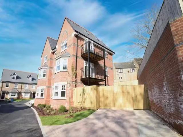 Cozy 2 BA 2 bedroom apartment for rent in Priory Road, High Wy.