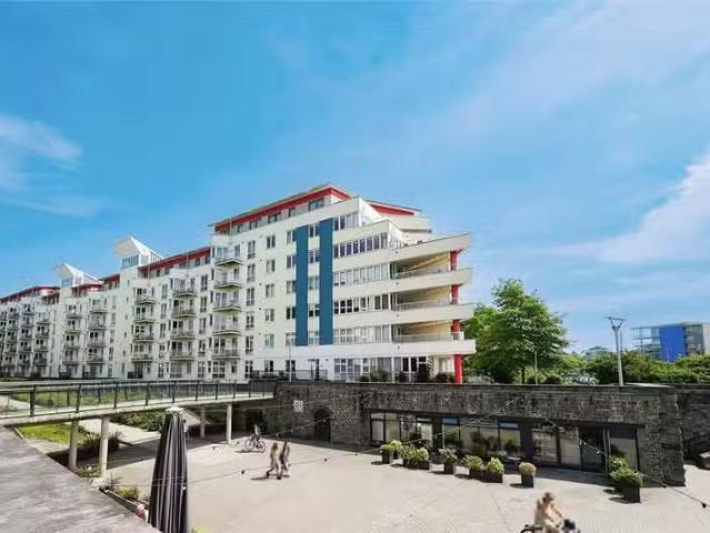 Charming 2 BA 2 bedroom apartment for rent in The Crescent, Ha.