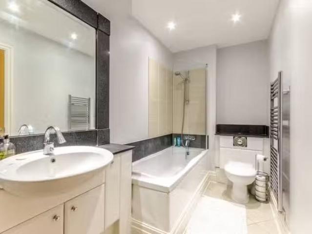 Deal! 2 BA 2 bedroom flat for rent in Tudor Street, City, Lond.