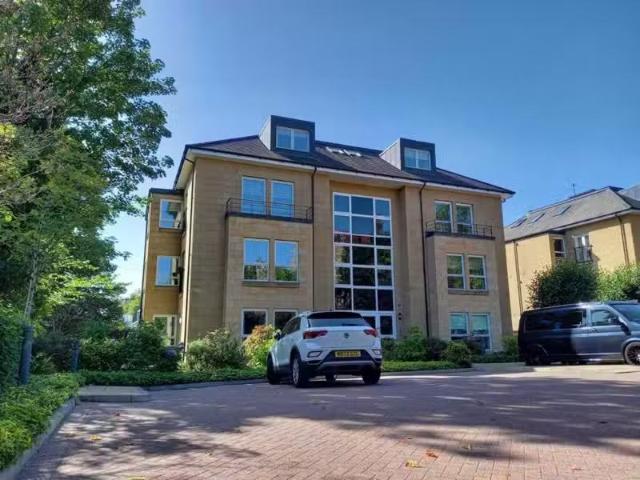 Cozy 2 BA 2 bedroom flat for rent in Whittingehame Drive, Glas.