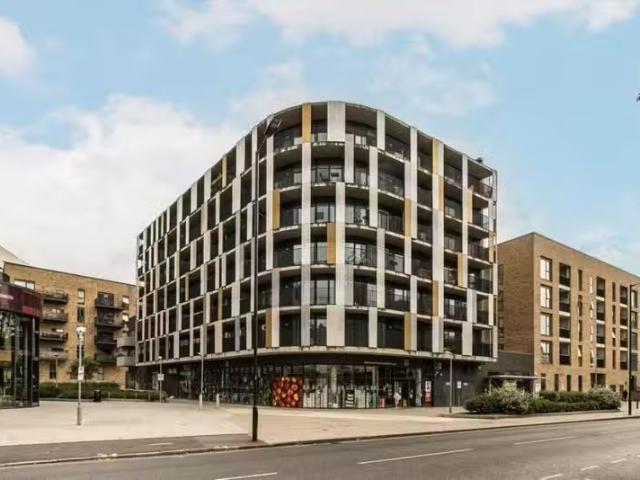 Nice 2 BA 2 bedroom flat for rent in Atkins Square, Hackney, E8