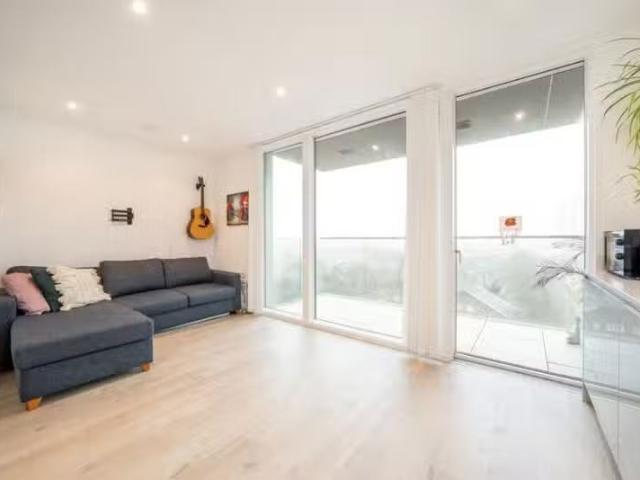 New 2 BA 2 bedroom flat for rent in Corsican Square, Corsican.