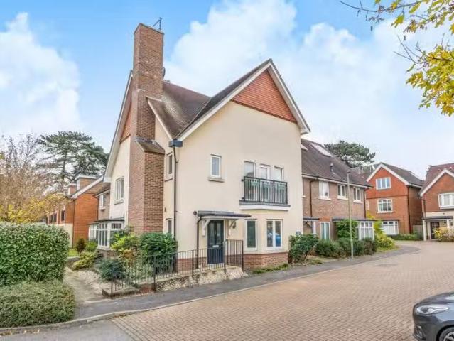 Unique 2 BA 2 bedroom flat for rent in Cunliffe Court, Ashtead.