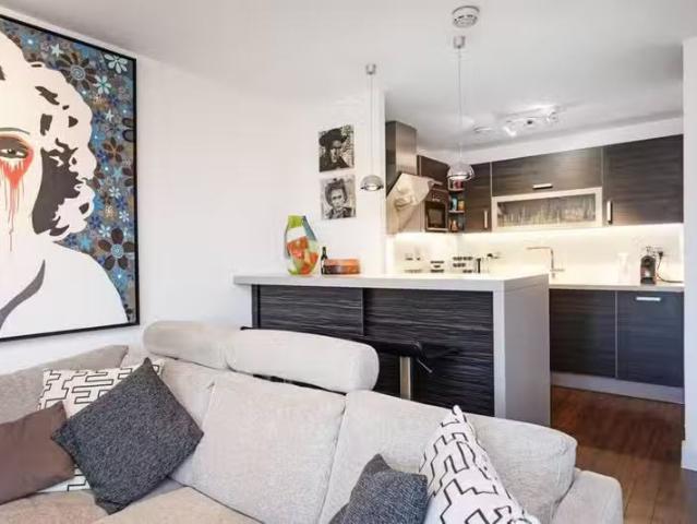 Cheap 2 BA 2 bedroom flat for rent in Durant Street, E2, Colum.