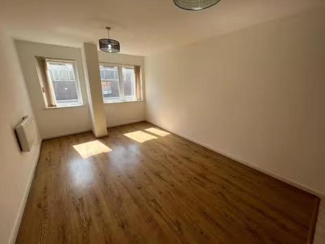 Nice 2 BA 2 bedroom flat for rent in Ferensway, Hull, East Rid.