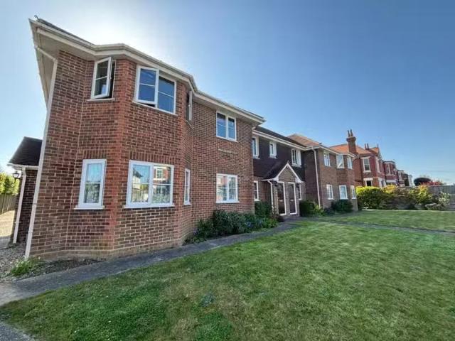 Charming 2 BA 2 bedroom flat for rent in South Canterbury Road.