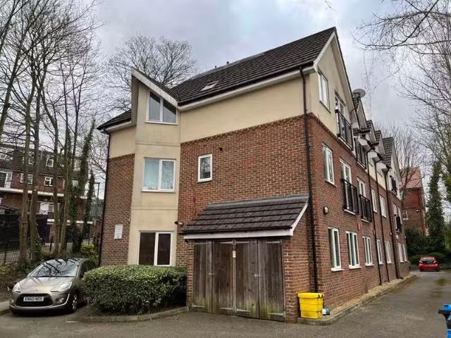 Cozy 2 BA 2 bedroom flat for rent in St Lukes Road, Whyteleafe.