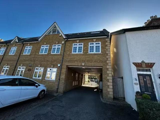 Rental! 2 BA 2 bedroom flat for rent in Stanley Road, Bromley.