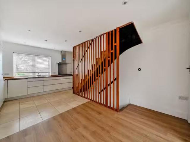 Cheap 2 BA 2 bedroom semi detached house for rent in Pewley Wa.