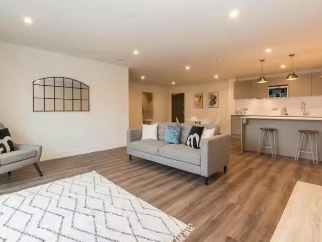 Nice 2 BA 2 bedroom penthouse for rent in The Lightwell, Cornw.