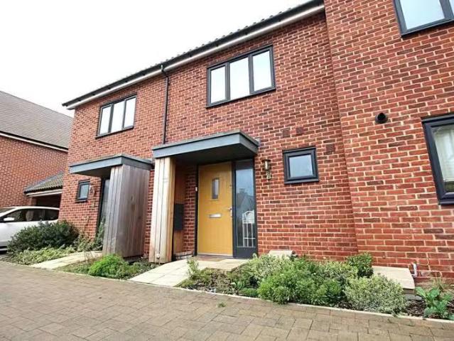 Rental! 2 BA 2 bedroom terraced house for rent in Otter Road.