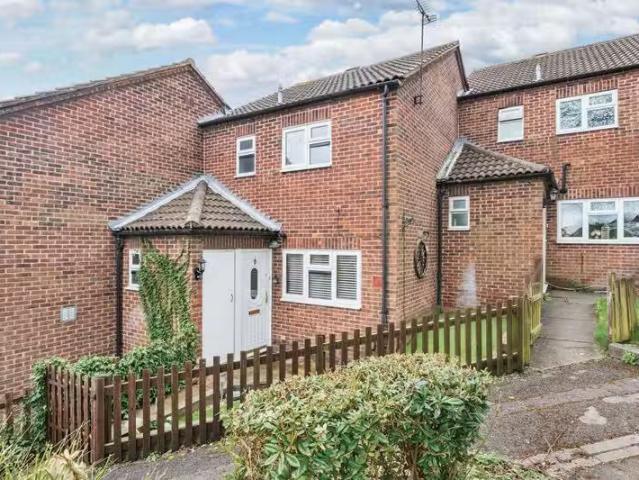 For Rent! 2 BA 2 bedroom terraced house for rent in Mendip Way.