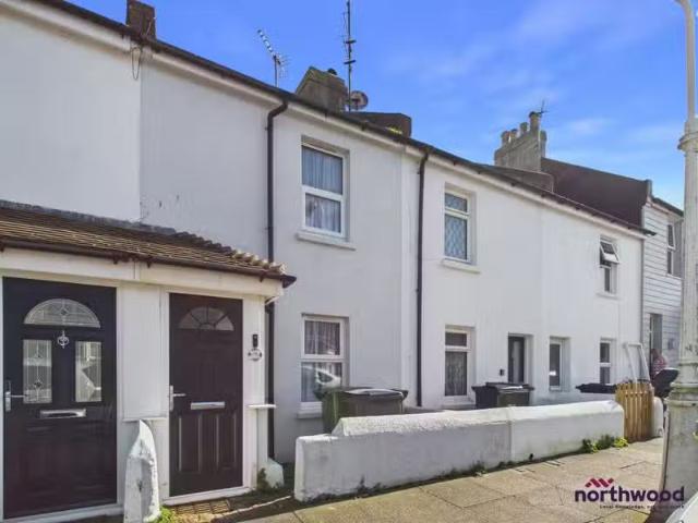 Nice 2 BA 2 bedroom terraced house for rent in Sidley Road, Re.