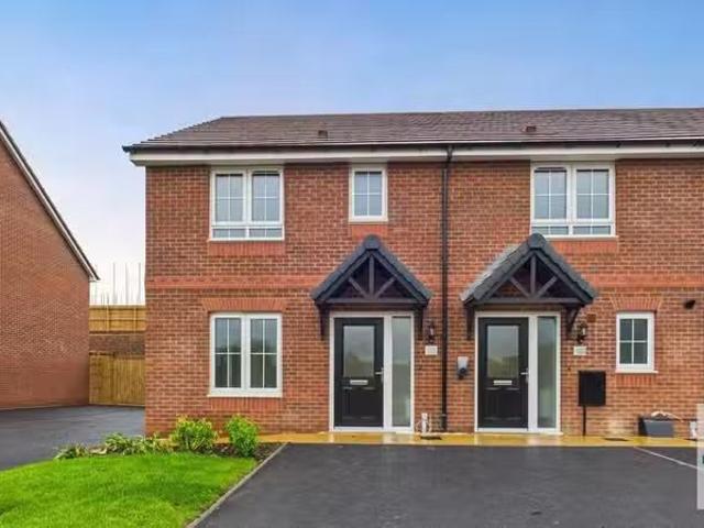 For Rent! 2 BA 2 bedroom terraced house for rent in Palin Road.