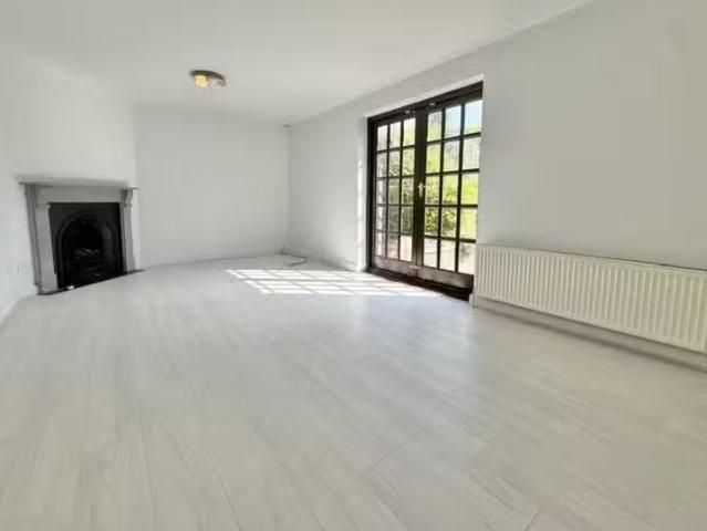 Unique 2 BA 3 bedroom detached house for rent in Bentley Mews.