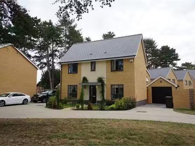 Cheap 2 BA 3 bedroom detached house for rent in Kirby Drive, C.