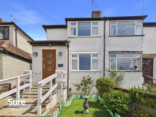 For Rent! 2 BA 3 bedroom end of terrace house for rent in Boxm.