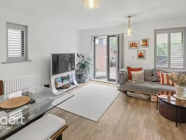 Rental! 2 BA 3 bedroom end of terrace house for rent in Paintw.