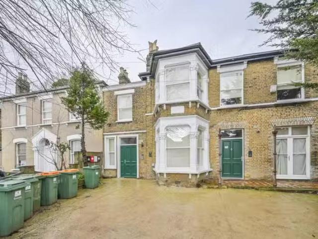 New 2 BA 3 bedroom flat for rent in Belford House, Forest Gate.