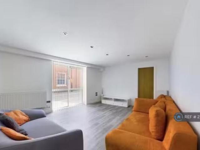 Cozy 2 BA 3 bedroom flat for rent in Heritage Court, Birmingha.