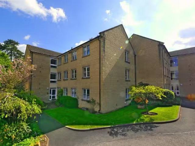 Rental! 2 BA 3 bedroom flat for rent in Mullings Court, Cirenc.