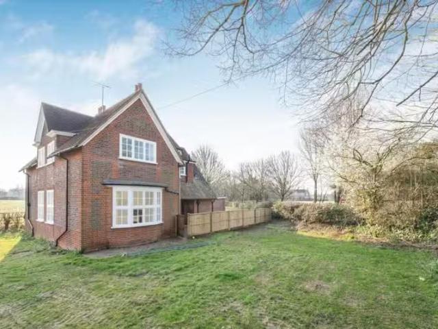 Deal! 2 BA 3 bedroom house for rent in Shenley Lane, London Co.