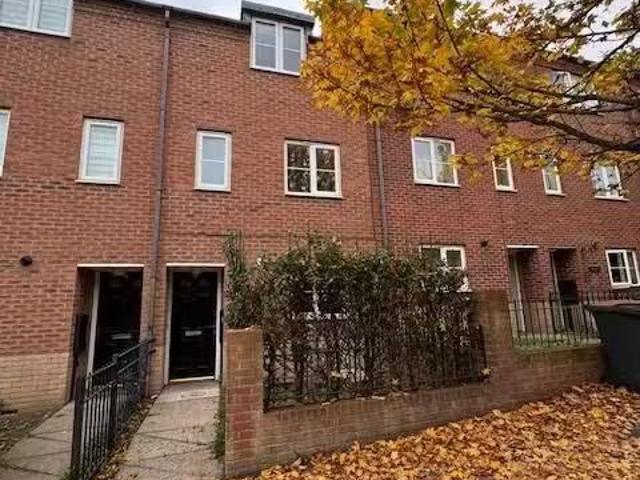 Just in! 2 BA 3 bedroom house for rent in Spruce Road, NUNEATO.