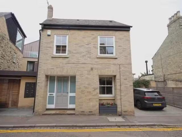 Cozy 2 BA 3 bedroom house for rent in Trafalgar Road, Cambridg.