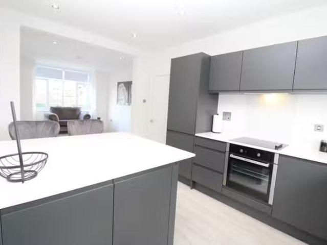 Rental! 2 BA 3 bedroom maisonette for rent in Grosvenor Road.