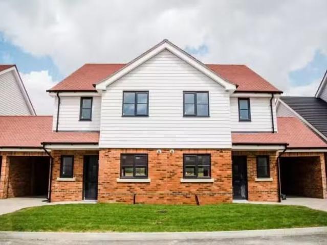 Just in! 2 BA 3 bedroom semi detached house for rent in George.