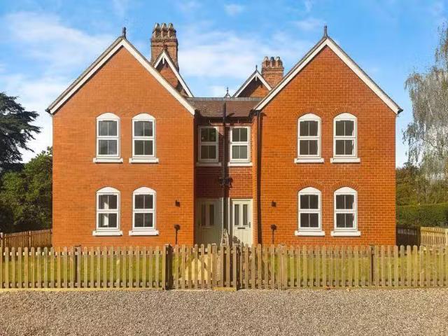 Rental! 2 BA 3 bedroom semi detached house for rent in Hoggril.