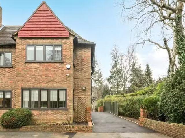 Charming 2 BA 3 bedroom semi detached house for rent in Purley.