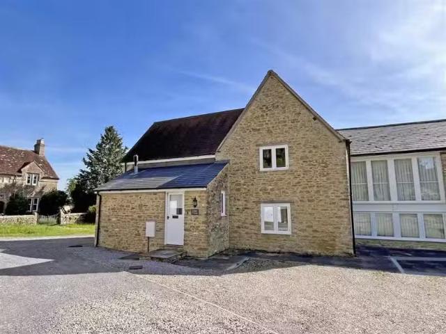 Rental! 2 BA 3 bedroom semi detached house for rent in Rectory.