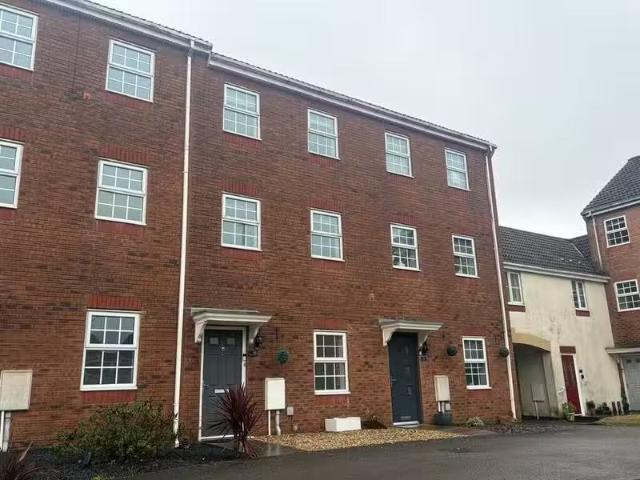 Charming 2 BA 3 bedroom town house for rent in Meadow Hill, Ch.
