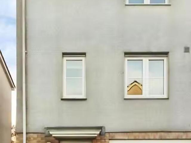 Unique 2 BA 3 bedroom town house for rent in Queens Crescent.