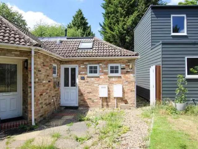 Rental! 2 BA 3 bedroom terraced bungalow for rent in Hills Roa.