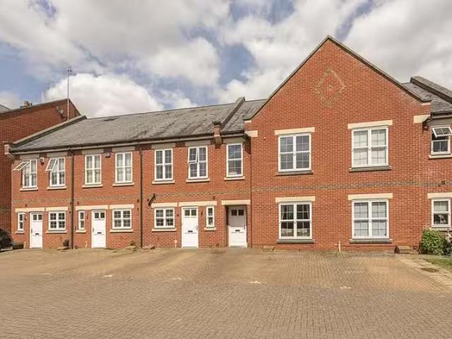 Rental! 2 BA 3 bedroom terraced house for rent in Beningfield.