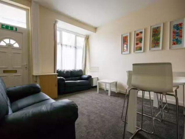 Cozy 2 BA 3 bedroom terraced house for rent in Dogpool Lane, S.