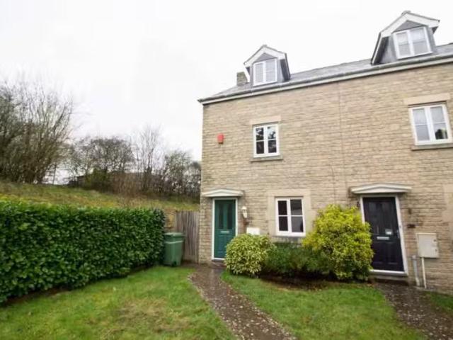 Rental! 2 BA 3 bedroom terraced house for rent in Marleys Way.