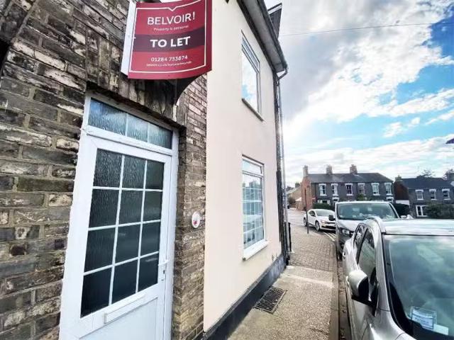 Just in! 2 BA 3 bedroom terraced house for rent in St Johns Pl.