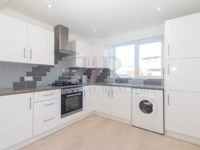 Just in! 2 BA 3 bedroom terraced house for rent in Star Lane.