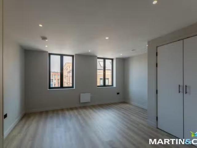 Cozy 2 bedroom apartment for rent in The Pressworks, Northwood.