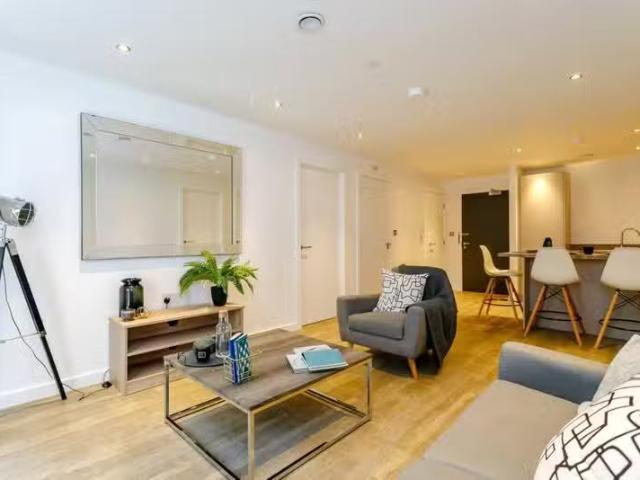 Deal! 2 bedroom apartment for rent in The Priory Queensway, Bi.