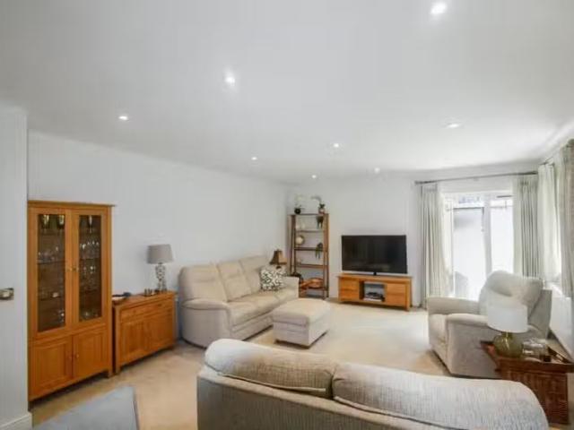 Cozy 2 bedroom apartment for rent in Beechcroft, New London Ro.