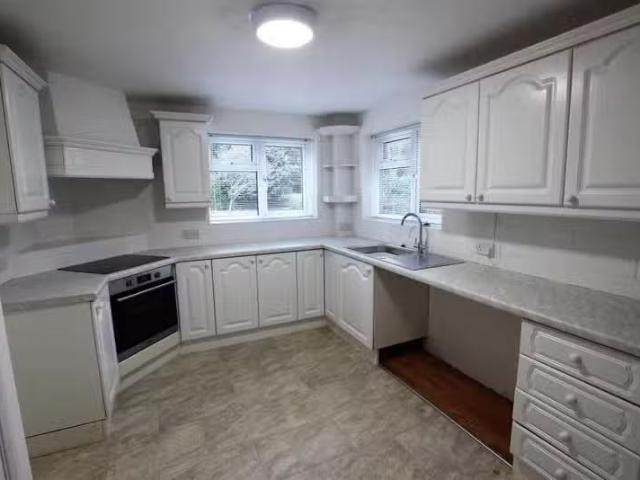 For Rent! 2 bedroom apartment for rent in Branksome Wood Road.